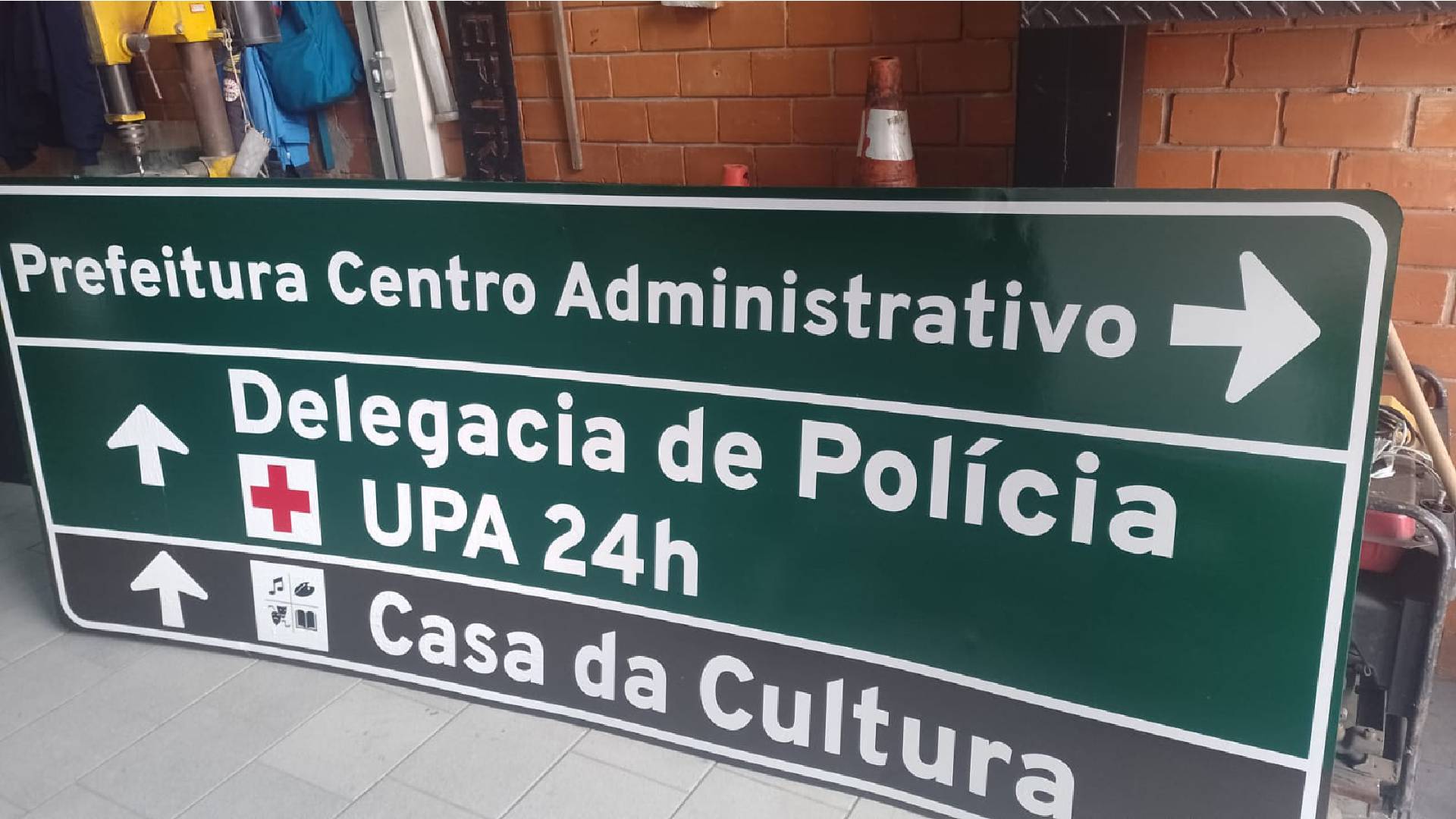 Placas indicativas de trânsito são reformadas pelo DepTran de Campo Largo